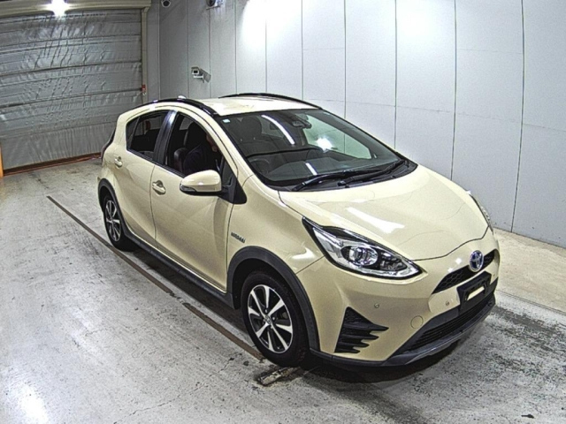 2018 Toyota Aqua Crossover: 1.5L, 102,000km, Beige, NHP10H Chassis ...