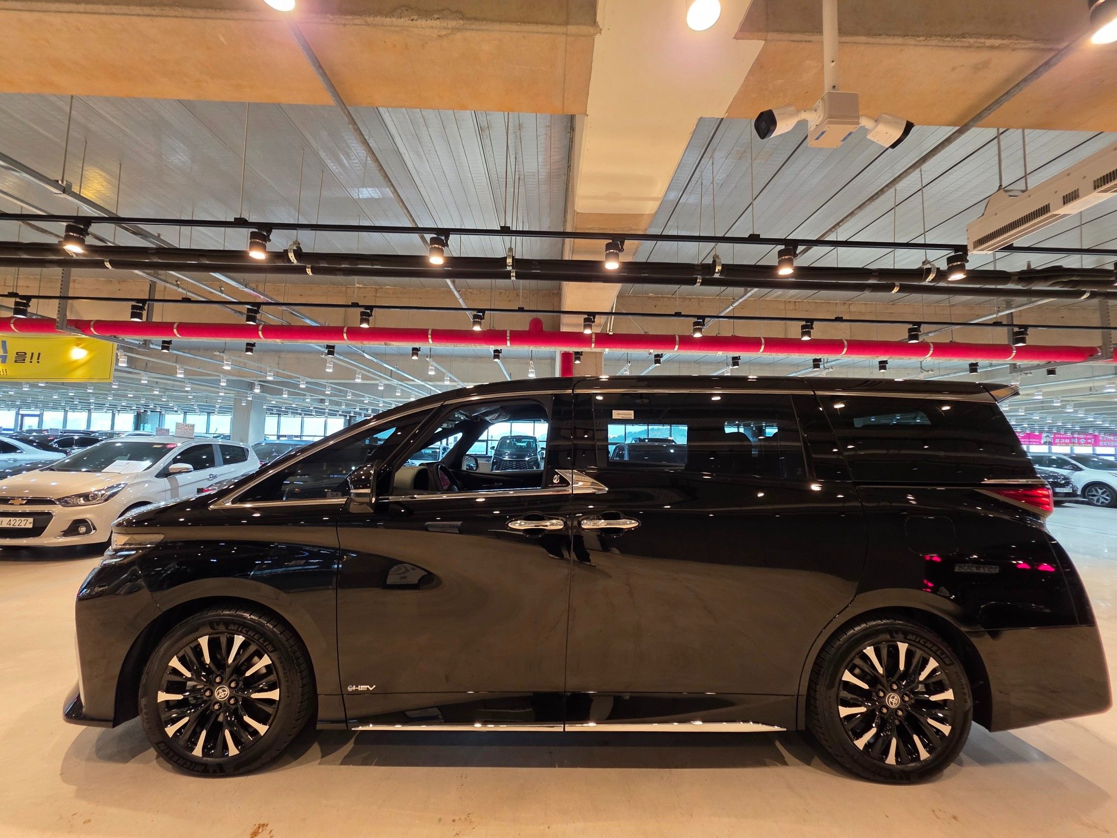 2025 Toyota Alphard AWD: Near-New Luxury MPV from Japan | Loginet